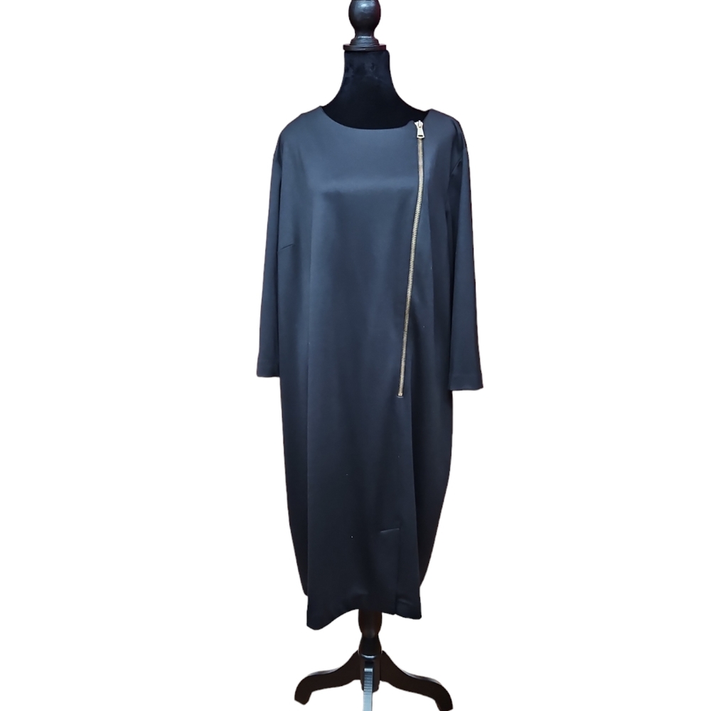 A Dressing Woman: Black Zipper Front Dress - Gem